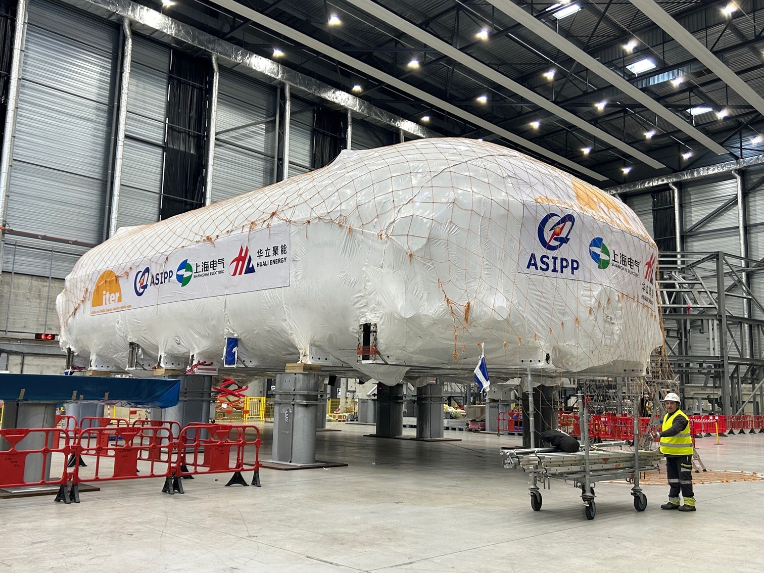 330 tonnes et 22 mètres de long : le cryostat géant arrive à ITER - LE ...